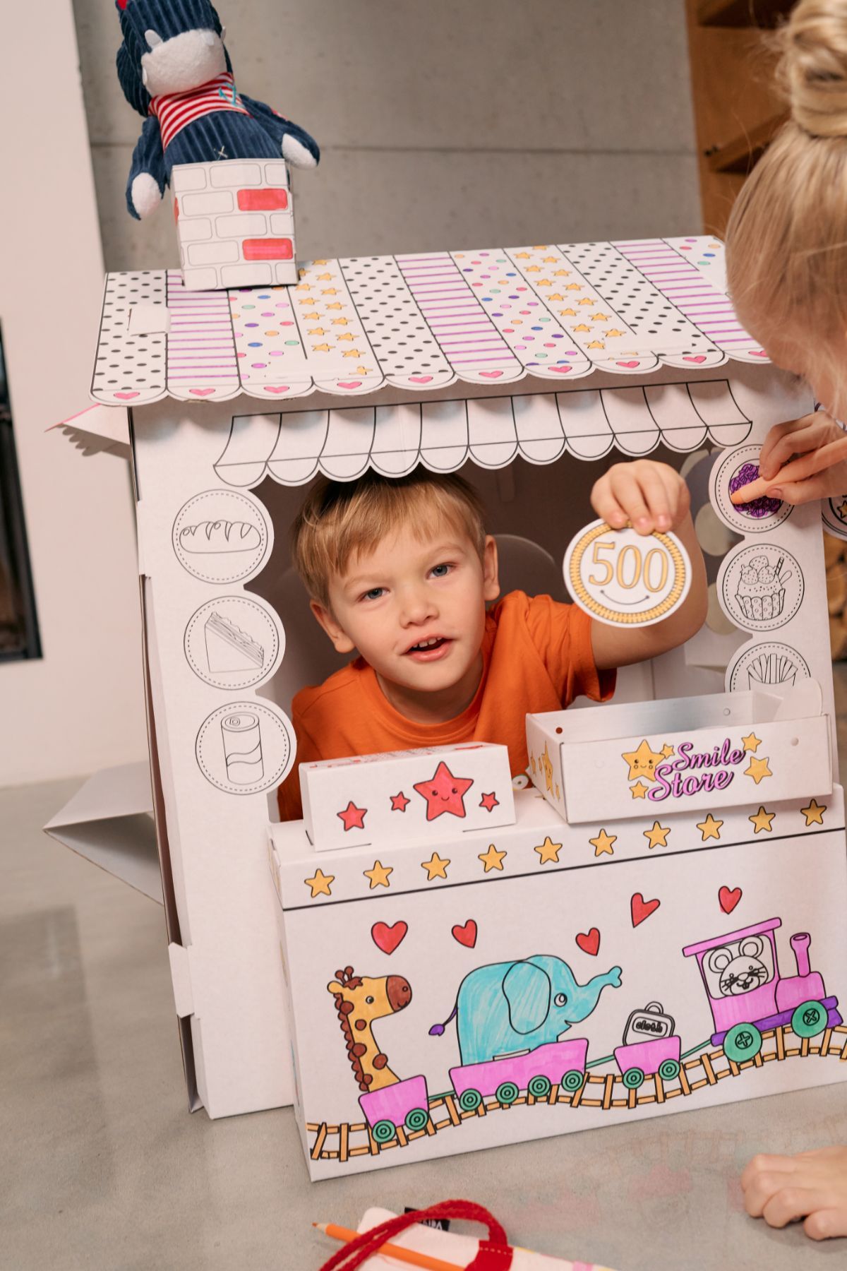 Duży tekturowy stragan do kolorowania i zabawy